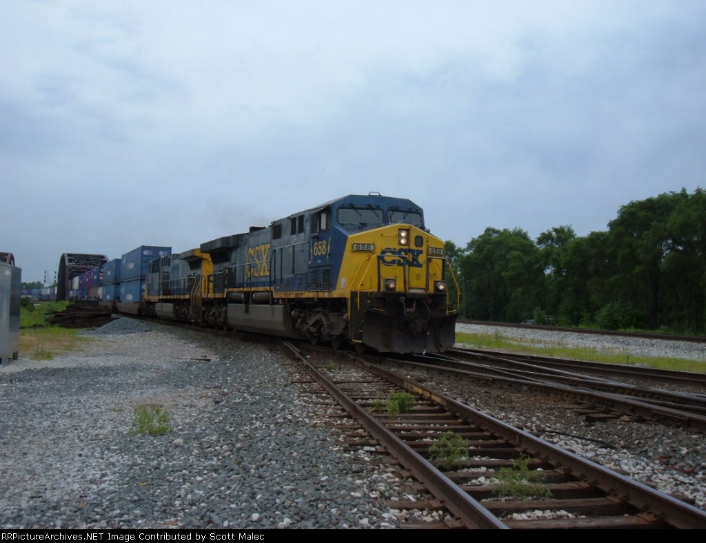 CSX 658 & 260